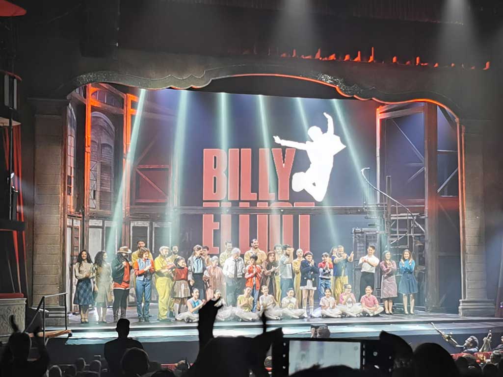 Il "Billy Elliot" di Massimo Romeo Piparo trionfa al debutto: flash mob ...